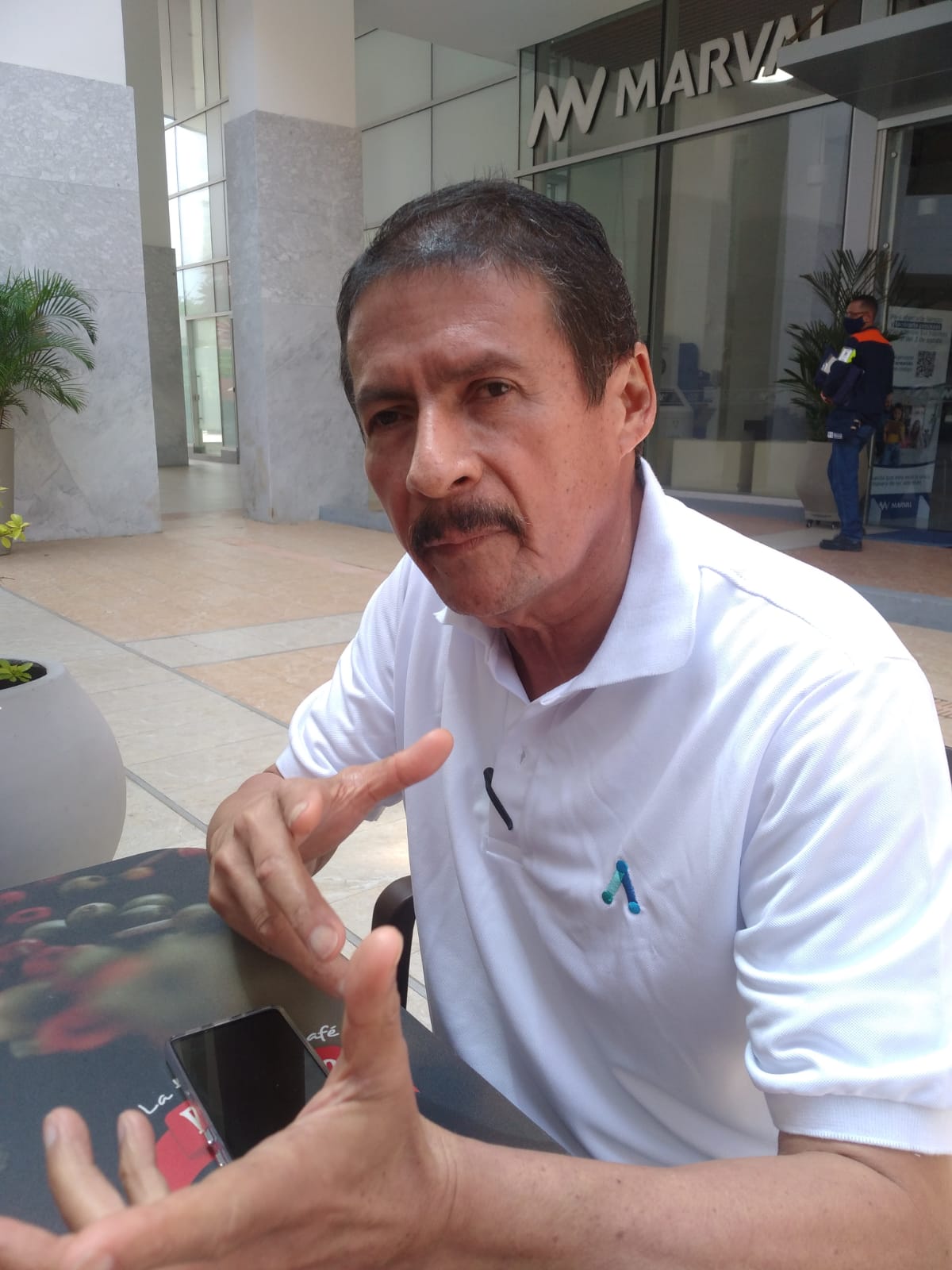 Plantón de trabajadores en la sede administrativa de Air e – El Bocon